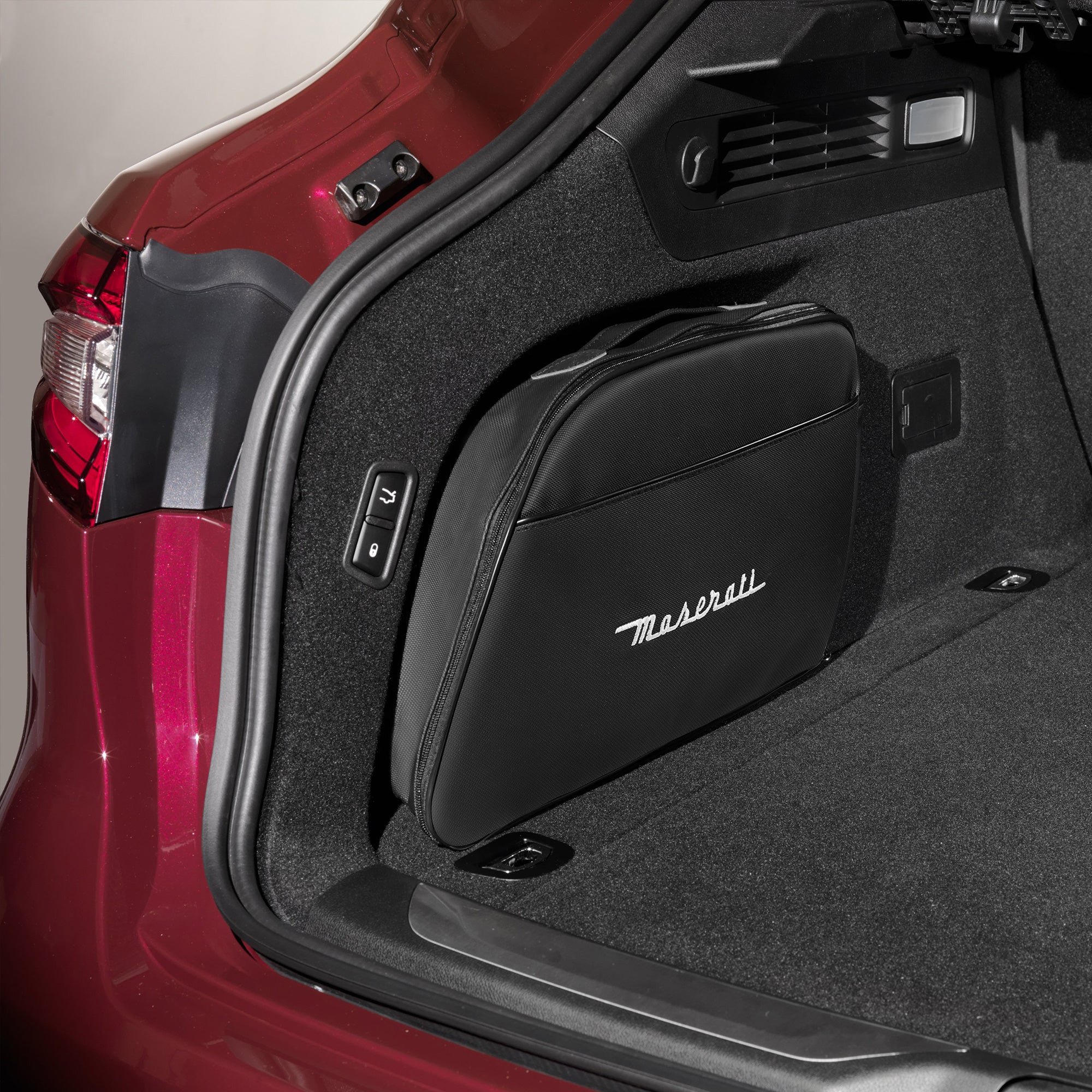 Complete Emergency kit - Levante – US - Maserati Store